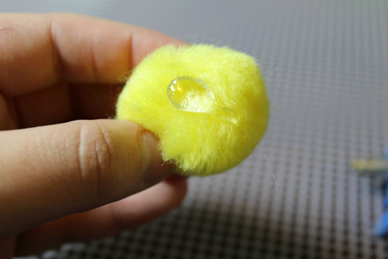 DIY Craft Tutorial for a Colorful Pom Pon Rug - Jenny at dapperhouse