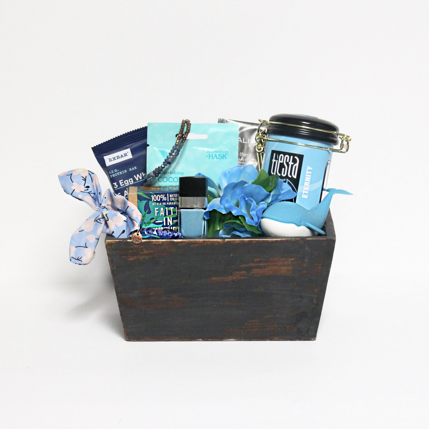 How to Create a Blue Themed Gift Basket for Women - Jenny at dapperhouse